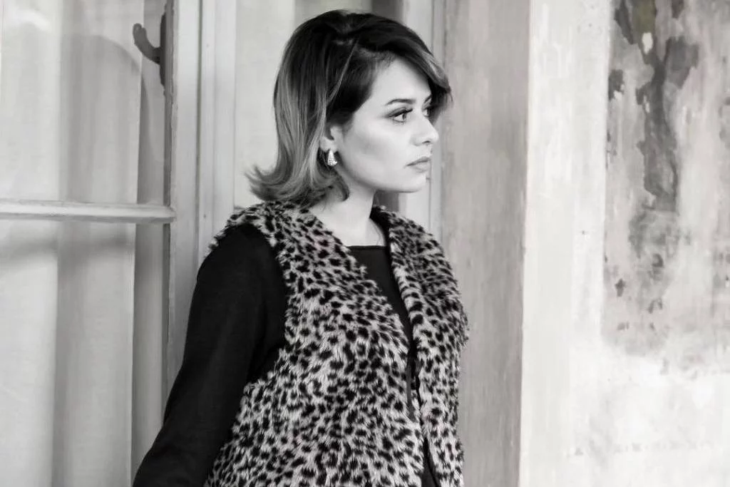 Sósia de Sandy impressiona por semelhança durante ensaio