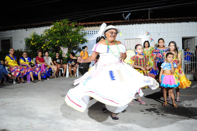 Guardiã das culturas do pastoril, dança do coco e maneiro-pau, Mestra ...