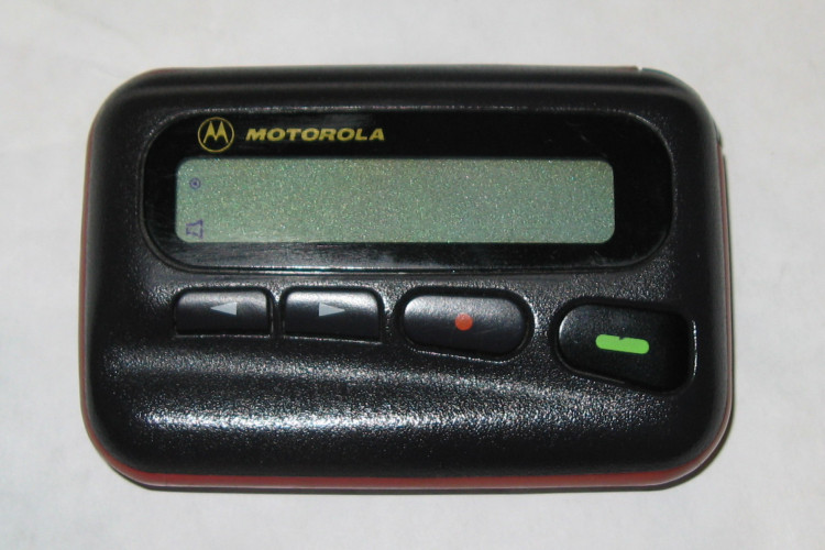 O que é pager? Conheça o precursor do celular apreciado por sua ...