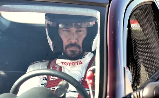 Pra quem não viu: Keanu Reeves estreia profissionalmente como piloto de ...
