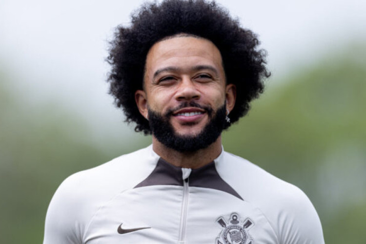 Corinthians: Memphis Depay curte folga na ‘quebrada’ em São Paulo