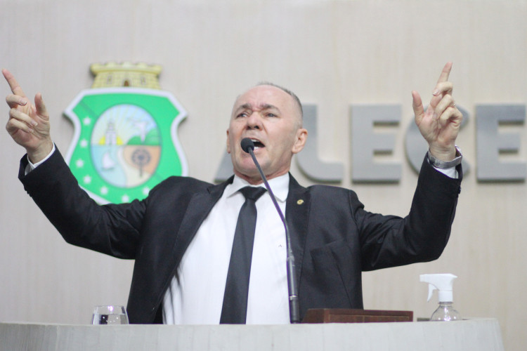 Bolsonaro lança pai de André Fernandes como candidato ao Senado pelo Ceará