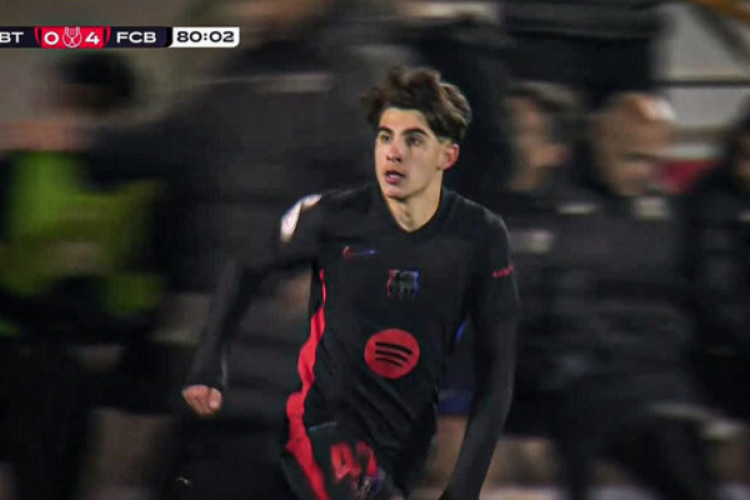 Toni Fernández estreia pelo Barcelona e faz história aos 16 anos