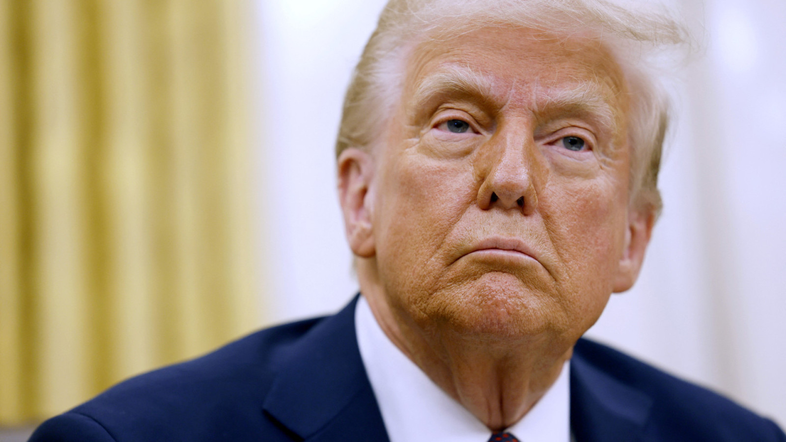 Ele apenas está presidente dos Estados Unidos, não é dono do mundo ...