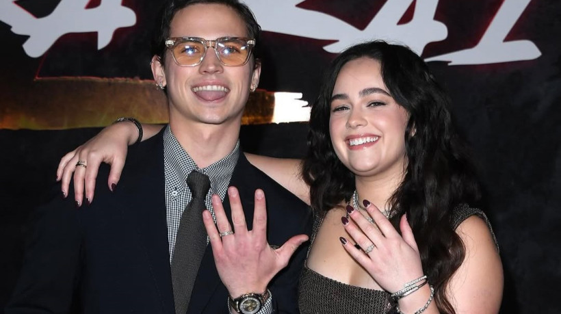 Cobra Kai: Mary Mouser e Tanner Buchanan anunciam noivado