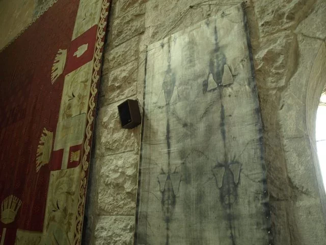 Tecnologia de I.A. revela o rosto de Jesus no Santo Sudário