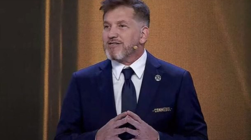 Presidente da Conmebol discursa em português e fala sobre combate ao racismo