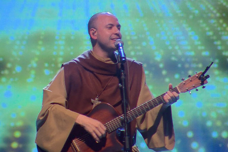 Frei Gilson: conheça o sacerdote polêmico na internet