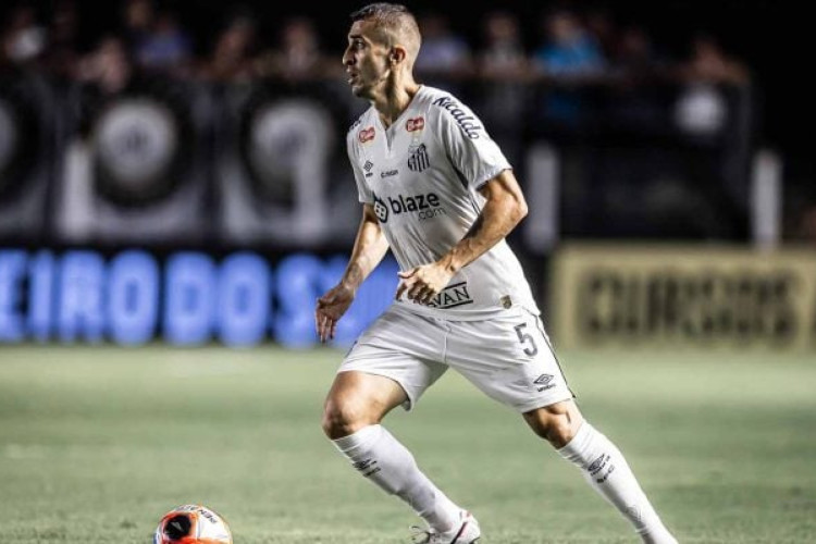 Santos renova contratos de Kevyson e do volante João Schmidt