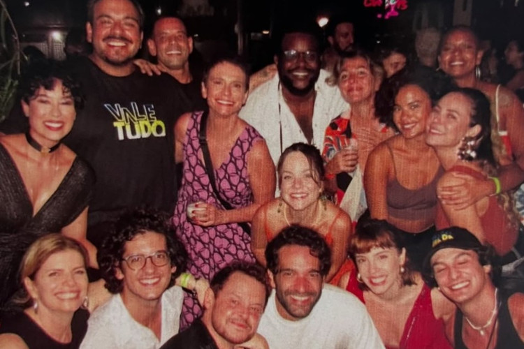 Elenco de ‘Vale Tudo’ faz festa, mas Cauã Reymond fica de fora