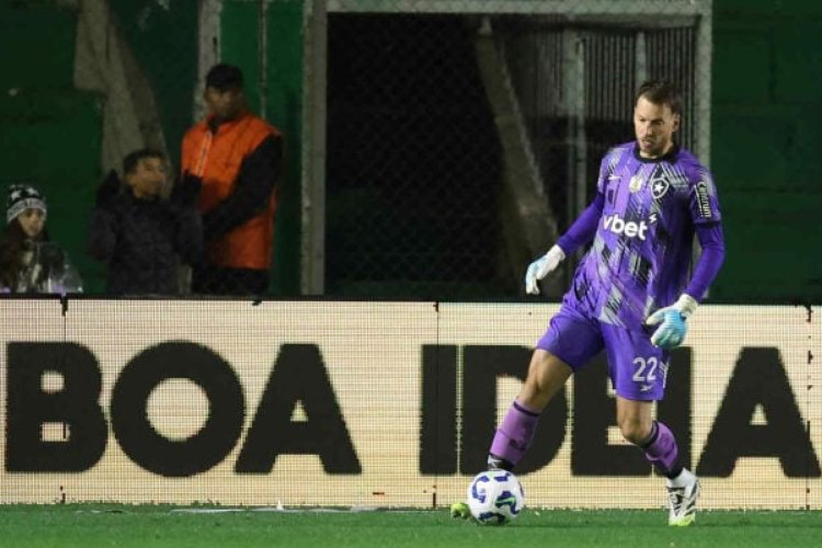 Goleiro do Botafogo, Neto, lesionado, não joga mais em 2025