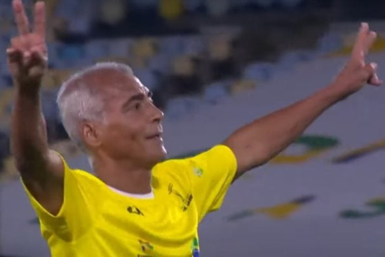 Com show de Romário, lendas do Brasil goleiam a Itália em jogo ...