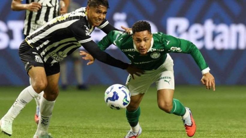 Vitor Roque brilha, Palmeiras bate o Santos e se isola na liderança