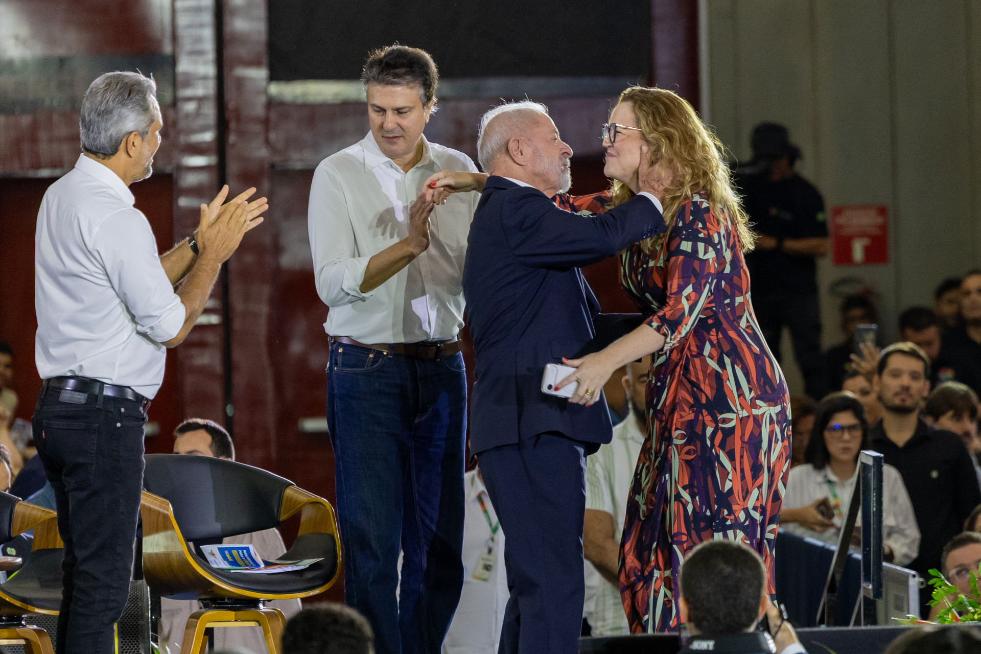 Lula e diretora do TikTok confirmam aporte de R$ 200 bi em data center ...