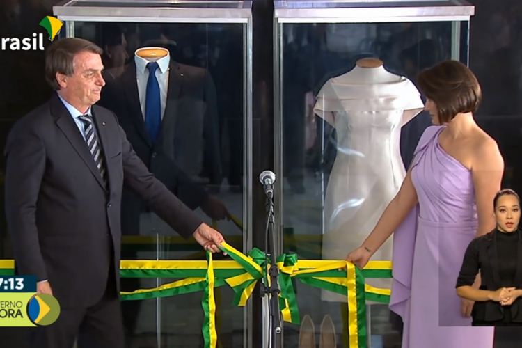Vídeo: Bolsonaro e Michelle expõem em vitrine roupas que usaram na ...