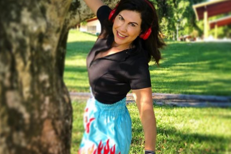 Vídeo: atriz Angela Dippe é xingada por grupo em SP por usar máscaras