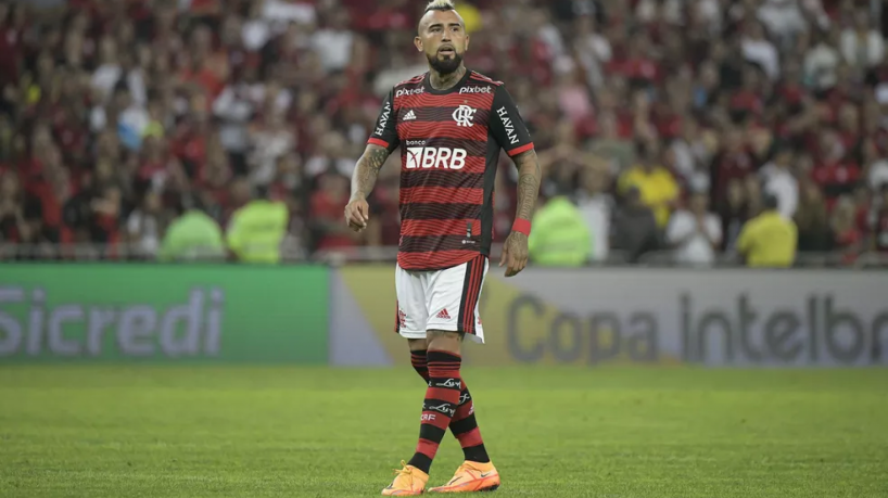 Vidal assiste enterro do pai por live no Instagram após jogar final