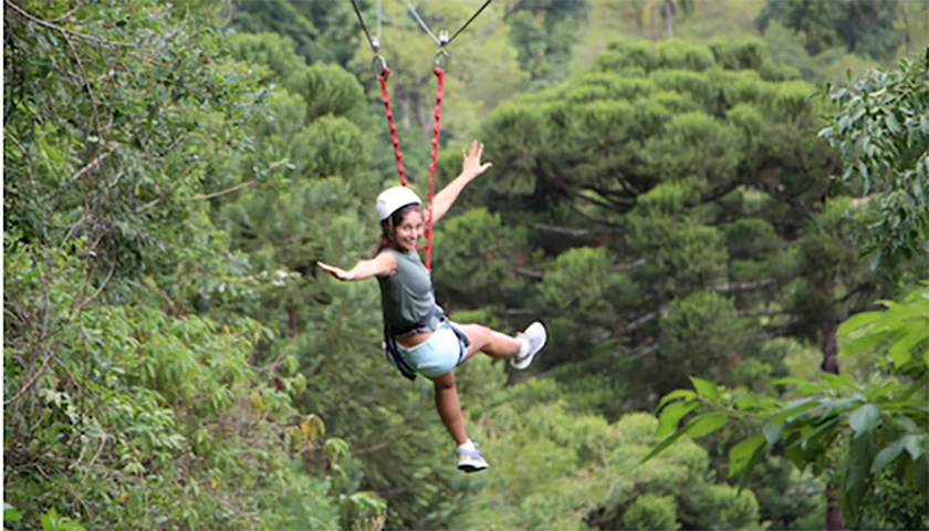 Atleta de esportes extremos salta da maior tirolesa do Brasil