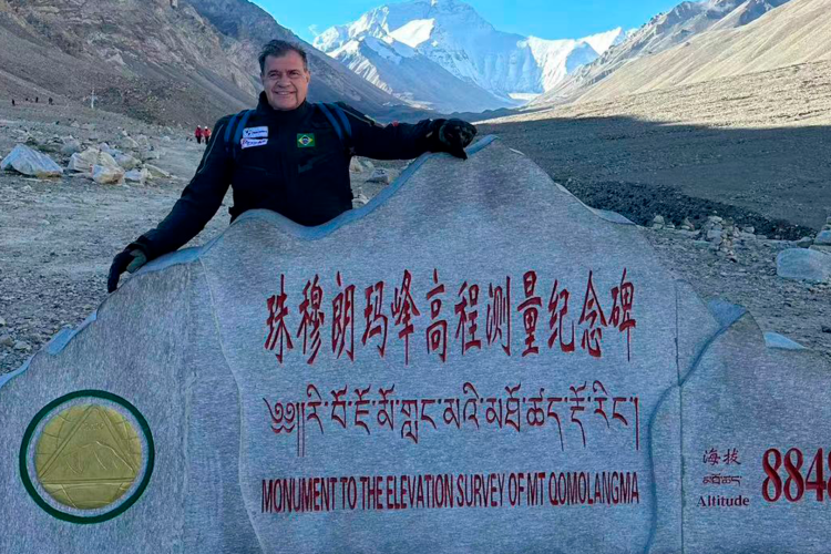 Escritor cearense lança livro "Everest segundo Bozoka" nesta quinta, 10