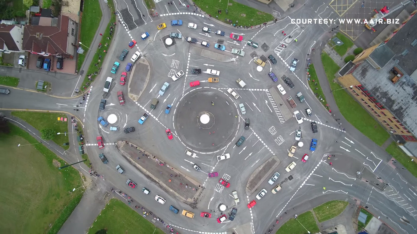 Rotatória com seis rotatórias menores dentro dela na Inglaterra é um ...