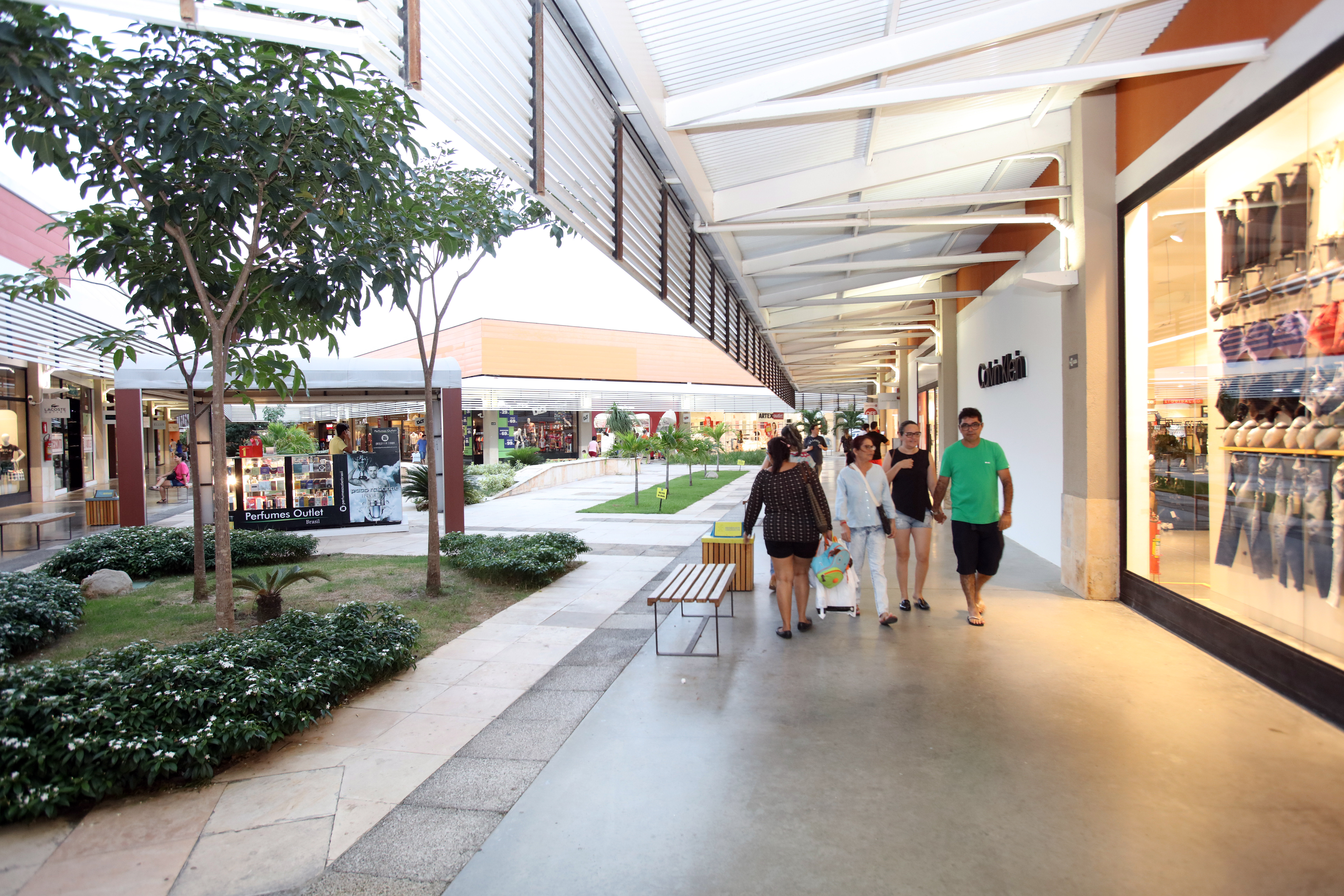 OFF Outlet Fashion estende mês de Black Friday com descontos a partir ...