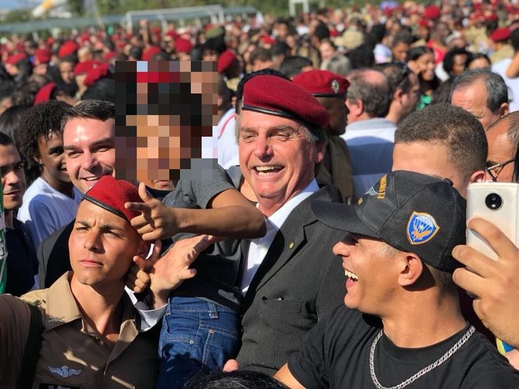 Bolsonaro volta a posar com criança fazendo sinal de arma