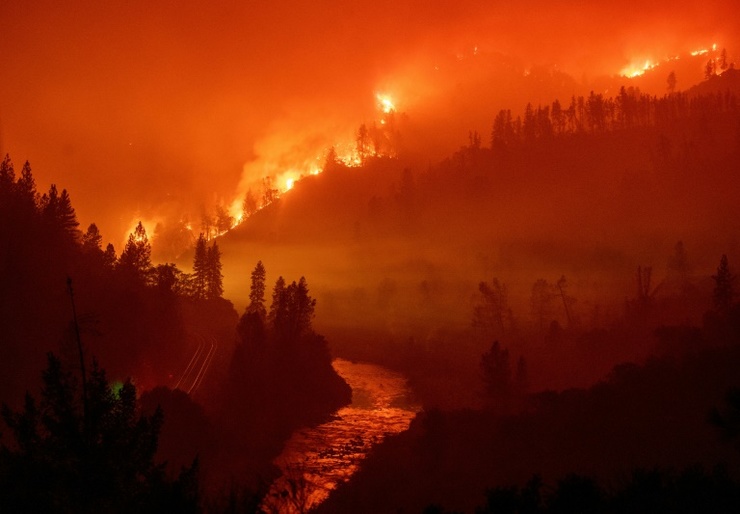 Incêndio força evacuações na Califórnia